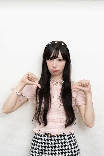 여자는 엄지 손가락 Habd 기호가 화가났다 20 29세에 대한 스톡 사진 및 기타 이미지 20 29세 30 39세