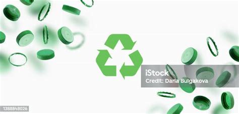 녹색 병 뚜껑 흰색 배경에 재활용 기호 공중에 떠있는 플라스틱 캡 환경 피해로부터의 안전의 개념 환경 지속 가능성과 지구의 날의 아이디어 개념에 대한 스톡 사진 및 기타