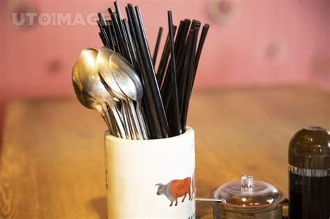 하얀그릇에 꽂혀 있는 숟가락과 젓가락 유토이미지 상세페이지 베이직샵 사진 21436684