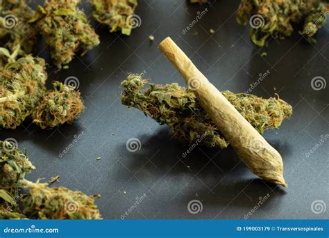 Cierre De La Marihuana De Thc Brote De Cannabis Con Fondo De Maleza