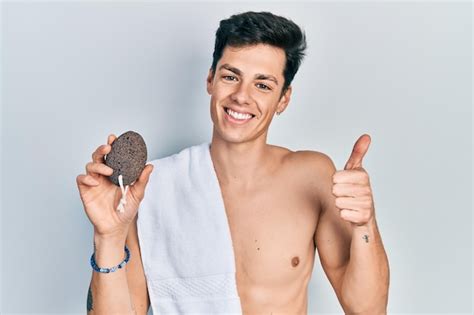 Joven Hispano Desnudo Sosteniendo Piedra Pómez Sonriendo Feliz Y