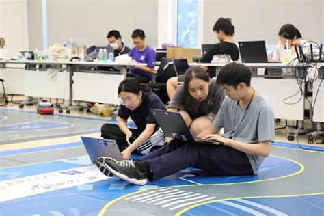 第三届交大荣昶杯人工智能科技营暨无人车挑战赛顺利落幕