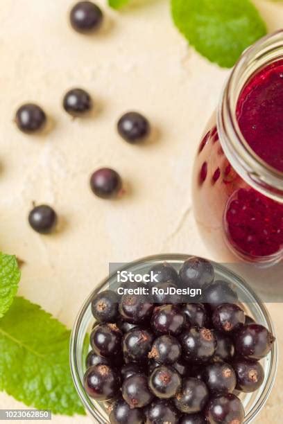 건포도 스무디 신선한 그린 민트 잎과 노란 파스텔 배경 원시 익은 딸기 장식 0명에 대한 스톡 사진 및 기타 이미지 0명 개념 건강한 생활방식 Istock