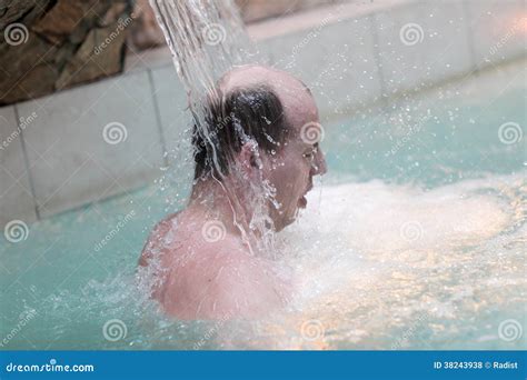 Uomo sotto la doccia fotografia stock Immagine di idoneità