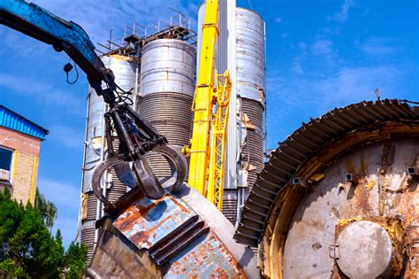 그리퍼 기계 로더 조작기 유압 게 발톱으로 스크랩 금속을 잡으하십시오 고철에 대한 스톡 사진 및 기타 이미지 고철 대형