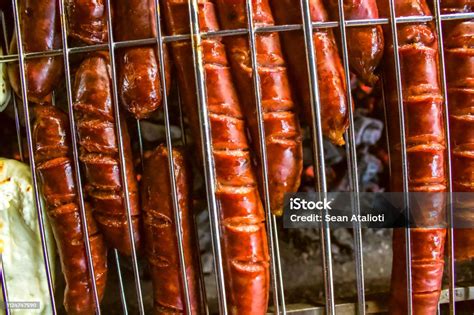 소시지 바베 큐에 Halloumi 이상 머리 배경 올해 사이 프 러 스의 첫 번째 바베 큐에 대 한 근접 촬영에 바베 큐 음식 0명에 대한 스톡 사진 및 기타 이미지