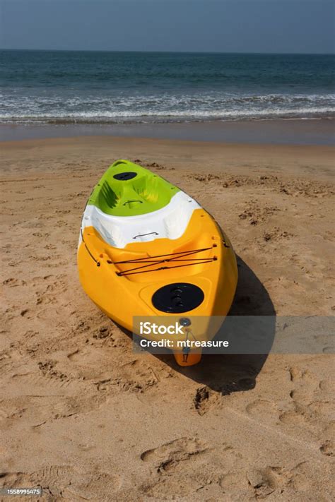 팔로렘 비치 고아 휴가 휴가 맑고 푸른 맑은 하늘과 파도가 부서지는 바다 높은 전망 전경에 초점을 맞춘 해변의 녹색 흰색 및 노란색 바다 카약의 이미지 0명에 대한 스톡