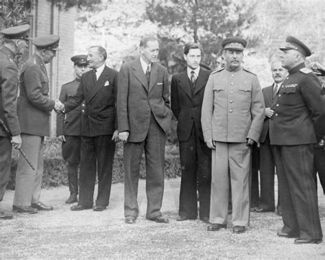 Советская и союзная делегация возле советского посольства в Тегеране — военное фото