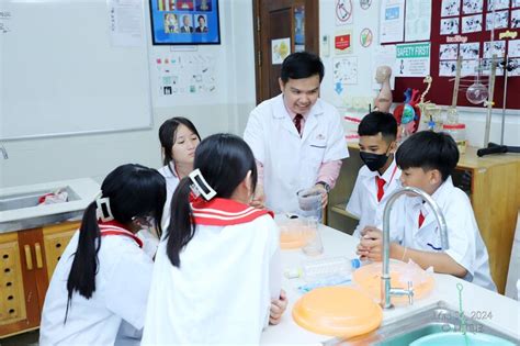 សកម្មភាពពិសោធន៍របស់សិស្សានុសិស្សថ្នាក់ទី៧ខ មុខវិជ្ជាគីមីវិទ្យា… American Intercon School