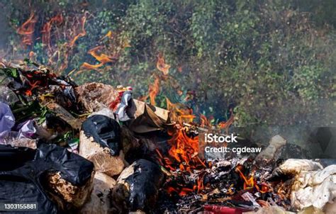 화재 연소 쓰레기 폐플라스틱 폐플라스틱 소각의 연기 오염 소각로 쓰레기 폐기물 처리 화재 불꽃 쓰레기 연소 및 연기 대기 오염 불에 대한 스톡 사진 및 기타 이미지 Istock
