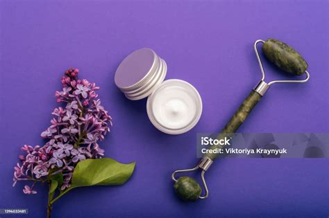 비취 얼굴 롤러 크림 항아리 및 보라색 배경에 라일락 꽃 천연 화장품 스킨 케어 개념 상단보기 평평한 누워 건강한 생활방식에 대한 스톡 사진 및 기타 이미지 Istock