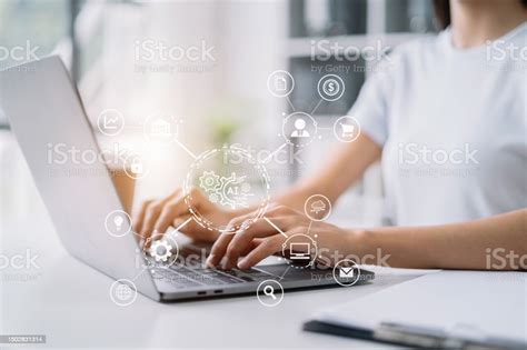 디지털 트랜스포메이션 기술 전략 노트북 태블릿 스마트폰을 사용하는 사람 아이디어의 변형과 채택 Brand Name Smart