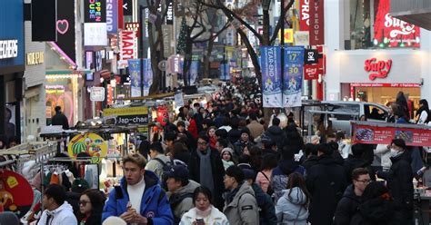 탄핵 정국에 조용히 집콕연말 대목에도 외식·여행 뚝