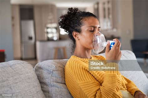집에서 분무기 흡입기를 사용하는 아프리카 계 미국인 여성 천식에 대한 스톡 사진 및 기타 이미지 천식 네블라이저 성인 Istock