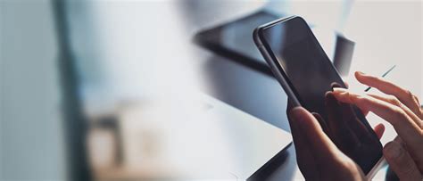 클로즈업 스마트폰을 사용하는 비즈니스 여성 화면 터치 현대 사무실에서 인터넷 서핑 데이터 검색 또는 소셜 네트워크 개념 전화