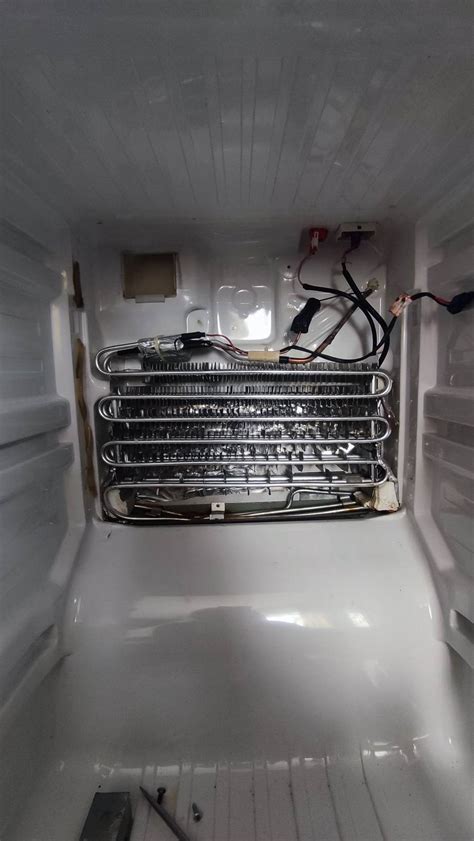 Хладилник с фризер марка Samsung с No Frost система Ремонт на хладилници и хладилна техника