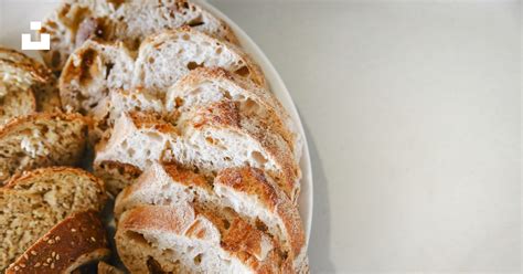 테이블 위에 얇게 썬 빵을 얹은 흰색 접시 사진 Unsplash의 무료 음식 이미지