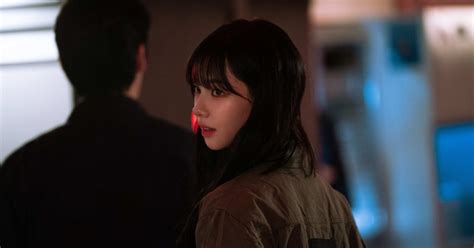 화보 같은 ‘보부상 카리나…‘미스터리 수사단 미공개 스틸 공개