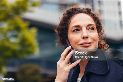 도시 환경에서 스마트폰으로 이야기하는 사업가 시선을 돌리는 여성 30 39세에 대한 스톡 사진 및 기타 이미지 30 39세 Brand Name Smart Phone