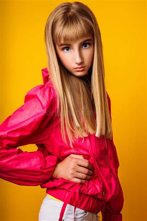 Una Chica Joven Bonita En El Fondo Blanco Foto De Archivo Imagen De Standing Cristales