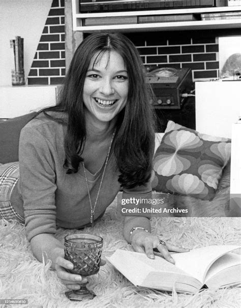 Die Schweizer Schauspielerin Und Sängerin Ursela Monn Deutschland News Photo Getty Images