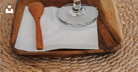 갈색 나무 코스터에 흰색 액체와 녹색 잎이 있는 투명 유리 컵 사진 Unsplash의 무료 中国重庆市谢家湾重庆华润中心万象城 이미지