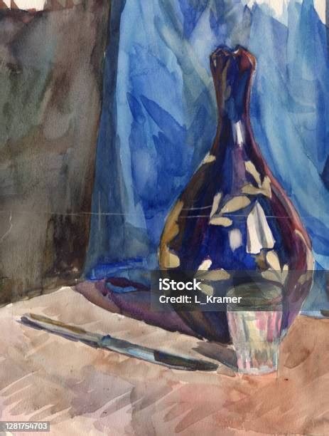 밝은 파란색 꽃병 어두운 배경에 물과 은칼을 가진 유리 컵이있는 수채화 정물 그림 레시피 북 커버 음식 메뉴 브로셔를 위한 다채로운 일러스트레이션 회화에 대한 스톡 벡터