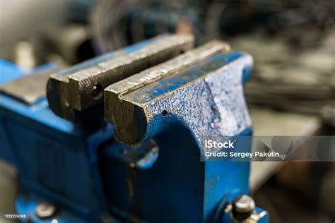 작업장 또는 목공 공장의 작업 대에 장착 된 블루 올드 바이스 물체와 부품을 클램핑 하 고 고정 하는 장치 강철에 대한 스톡 사진 및 기타 이미지 Istock