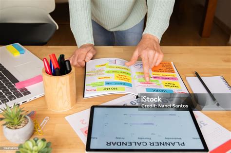 사업가 또는 프리랜서 집이나 직장에서 일일 또는 월간 일정을 조직합니다 작업 목표 쇼핑 목록 예산 및 아이디어를 계획합니다