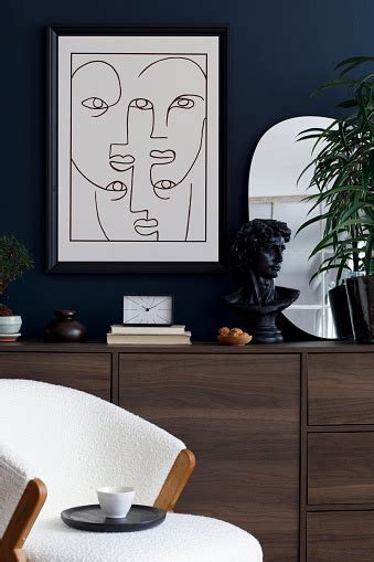 푹신한 안락의자 나무 콤모드 모의 포스터 프레임 과 현대적인 홈 액세서리와 우아한 거실 인테리어 디자인의 세련된 합성 파란색 벽 홈 스테이징 템플렛 공간을 복사합니다 0명에