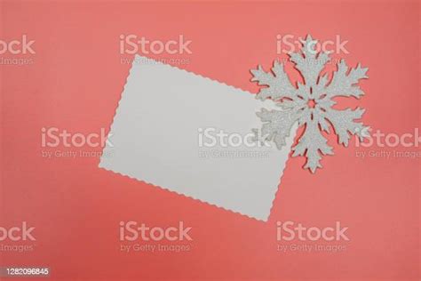 분홍색 배경에 빈 흰색 엽서와 눈송이 장식 크리스마스 또는 새해 구성 복사 공간이 있는 플랫 레이 12월에 대한 스톡 사진 및 기타 이미지 Istock