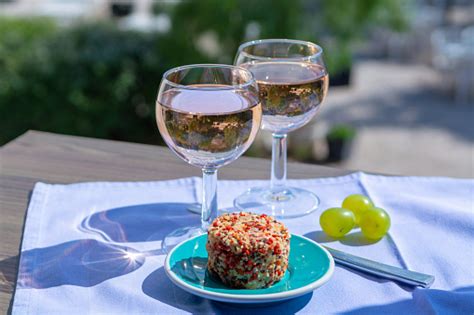 프랑스 프로방스의 장미 와인 두 와인 잔에 야외 테라스에서 부드러운 염소 치즈와 차가운 제공 0명에 대한 스톡 사진 및 기타 이미지 Istock