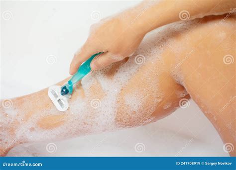 Closeup Dune Femme Qui Se Rasent Les Jambes Dans La Salle De Bain