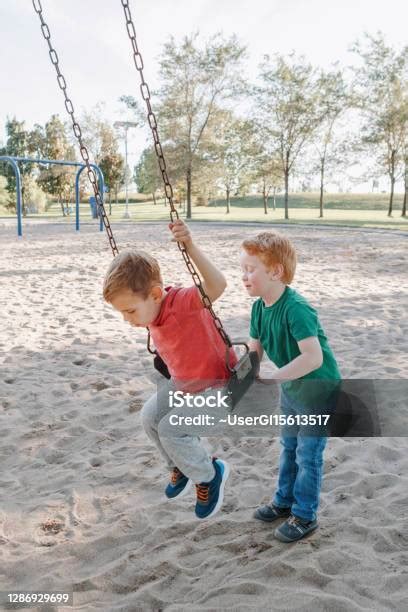 행복한 미소 작은 유치원 소년 친구는 여름 날 외부 놀이터에서 스윙에 스윙 행복한 어린 시절 라이프 스타일 컨셉 아이들을위한 계절 야외 활동 아이에 대한 스톡 사진 및 기타