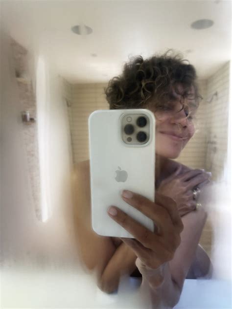 Halle Berry Nude Mirror Selfie Of The Day Drunkenstepfather Com