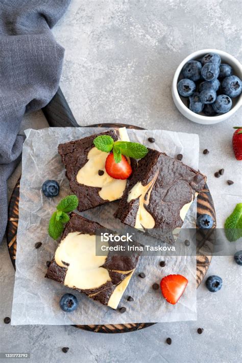 회색 콘크리트 배경에 나무 보드에 신선한 딸기와 민트와 맛있는 초콜릿 브라우니 치즈 케이크 공간을 복사합니다 0명에 대한 스톡 사진 및 기타 이미지 Istock