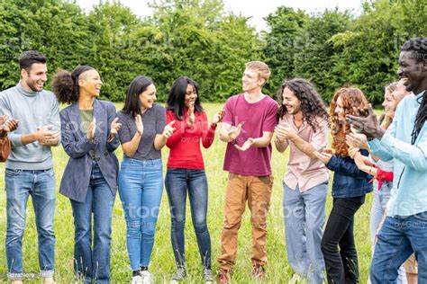 손을 박수 치는 다인종 친구 야외 모임에서 행복한 사람들의 다양한 그룹 다문화 및 다양성 개념 격려에 대한 스톡 사진 및 기타 이미지 Istock