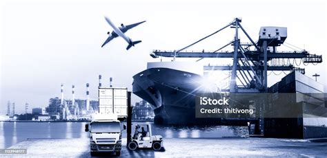 조선소 물류 수입 수출 및 운송 산업 배경에서 작업 크레인 다리와 컨테이너 화물 선박 및 화물 비행기의 물류 및 운송 건설