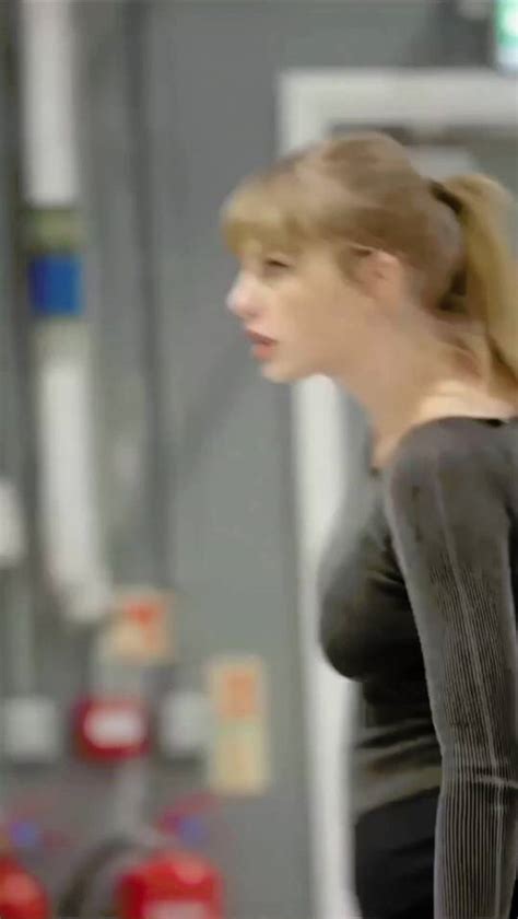 Taylor Swift Looking Busty Scrolller