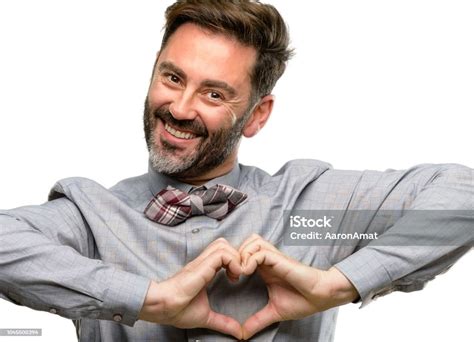 중 년 남자 수염과 나비 넥타이 행복 결혼 기호 심장 모양 표현 건강에 손으로 사랑을 보여주는 개념과 주제에 대한 스톡 사진 및 기타 이미지 Istock