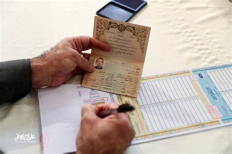 تصویر شناسنامه علی لاریجانی در هنگام رأی دادن عکس