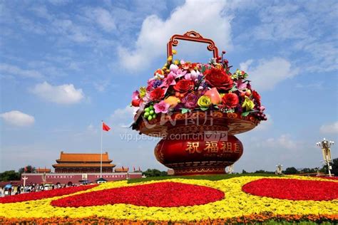 北京：天安门花海蓝天白云迎双节 人民图片网