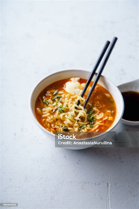 구체적인 배경에 흰색 그릇에 부추 계란 돼지고기 국물 국수 쉽게 일본 라면 라면 국수에 대한 스톡 사진 및 기타 이미지 라면 국수 한국 0명 Istock