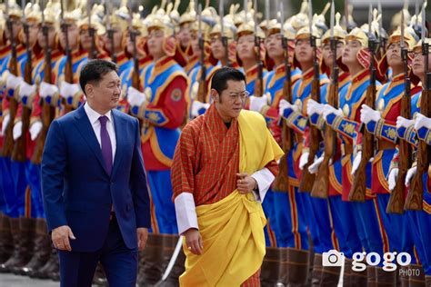 ФОТО Бутан Улсын хаан хатан хоёрыг Д Сүхбаатарын талбайд угтан авлаа