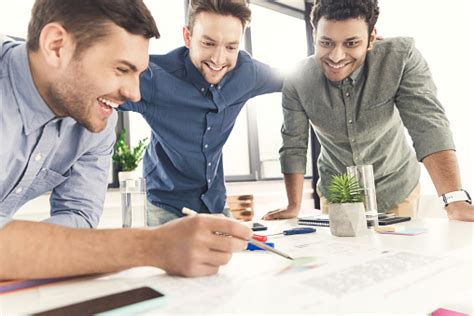 테이블에 기대어 함께 프로젝트에서 일하는 세 젊은 사업가 비즈니스 팀워크 개념 2명에 대한 스톡 사진 및 기타 이미지 2명 개념 계획 Istock