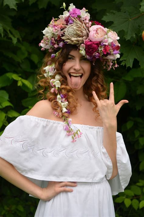 Фото Девушка показывает язык