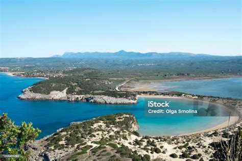 아름다운 모래 해변 베이 풍경 그리스의 라군 Voidokilia 해변 파일로스 외부 펠로폰네스 이오닉 바다 나바리노 성에서 최고 전망 자연의 아름다움 복사 공간 그리스에