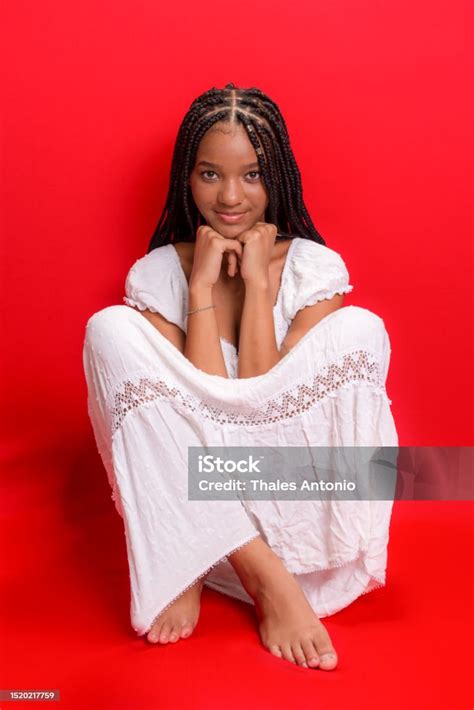 Wanita Kulit Hitam Muda Yang Cantik Duduk Dan Tenang Mengenakan Pakaian