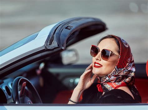 Чи можна дарувати хустку на голову жінці згідно з народними прикметами