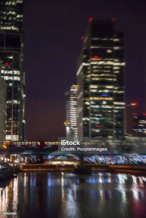 고층 오피스 빌딩의 역동적인 색상 카 나리 워프 금융 지구 런던 영국 물에 반영 0명에 대한 스톡 사진 및 기타 이미지 0명 건축 건축물 Istock